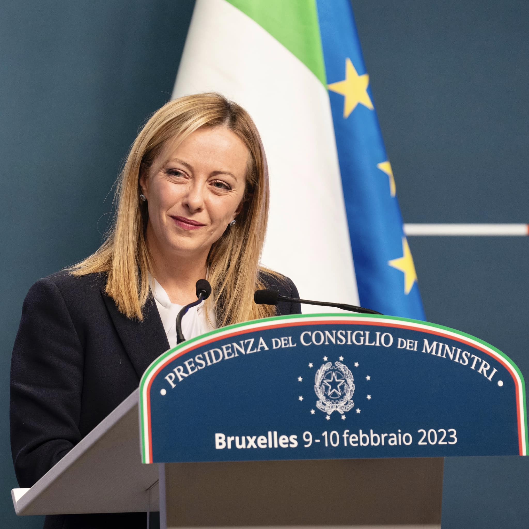 Meloni tenta marcar pontos na política migratória após ano difícil ...