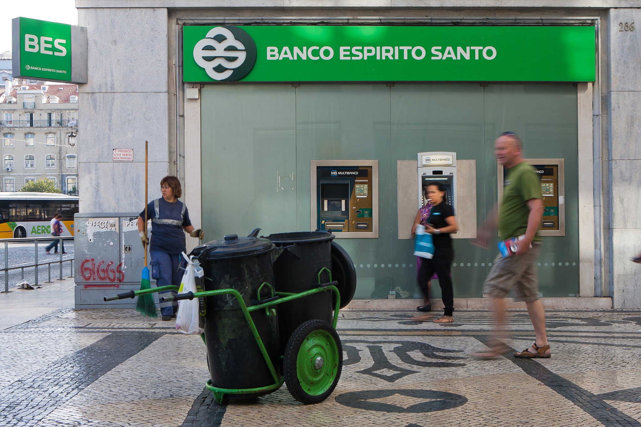 BES caiu há 10 anos e pôs na mira atuação do Banco de Portugal - Folha ...