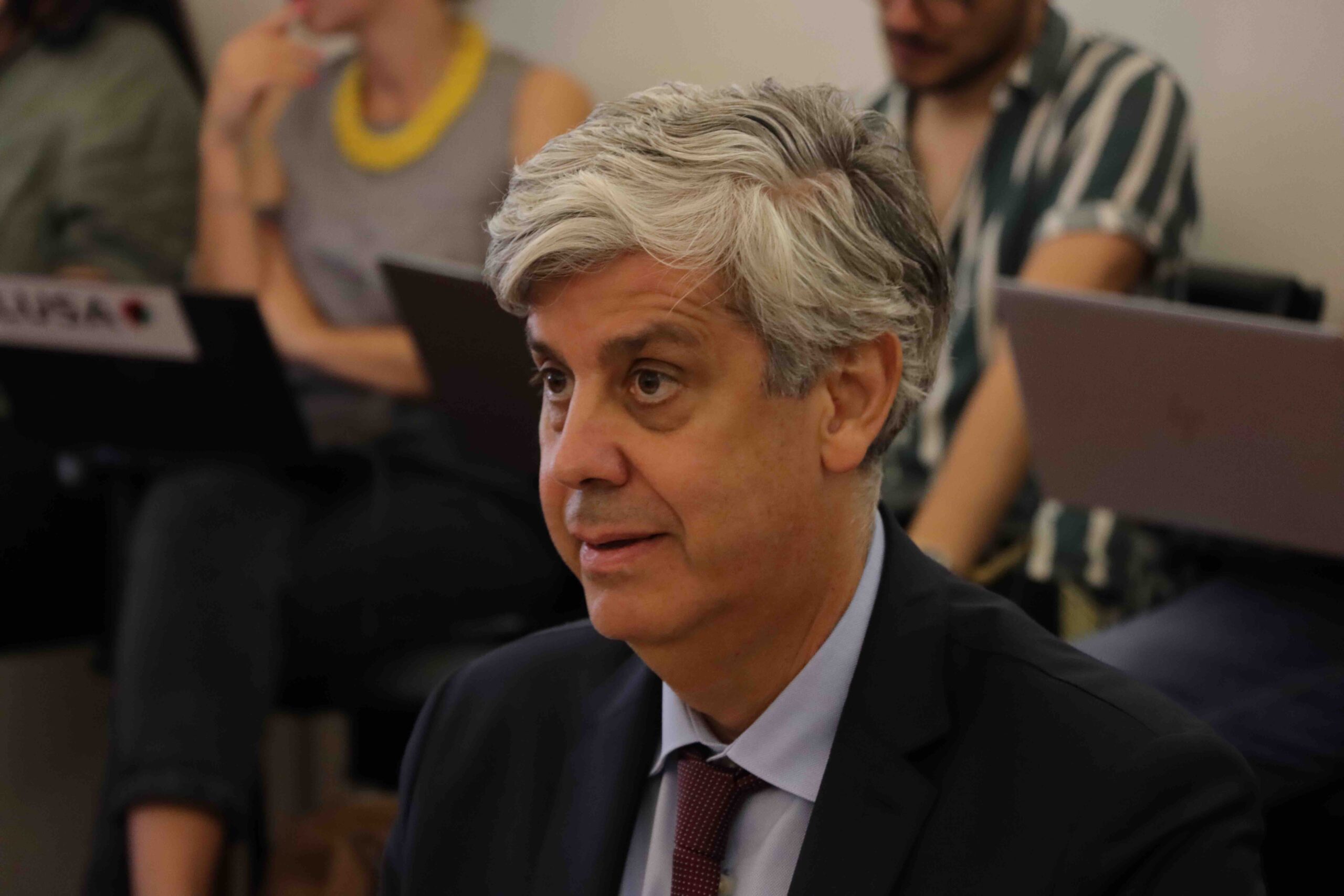 Após polémica com salários no BdP, Centeno vai ser ouvido no Parlamento ...