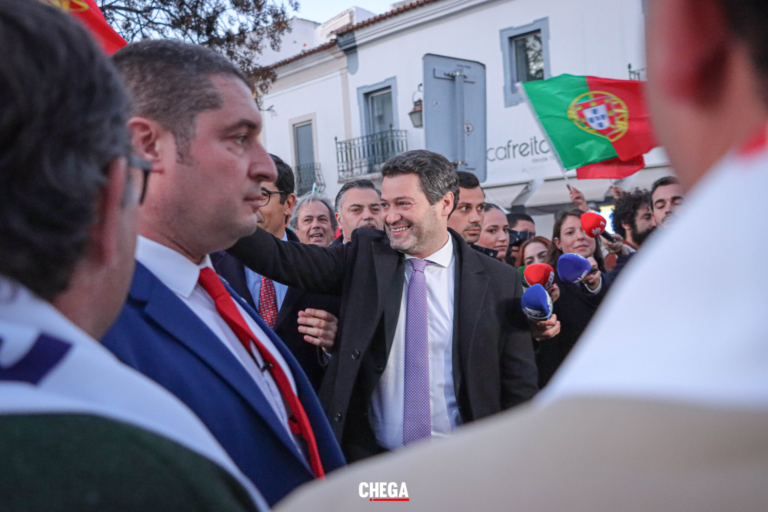 Líder do CHEGA apela ao voto e salienta que todos estão “em pé de ...