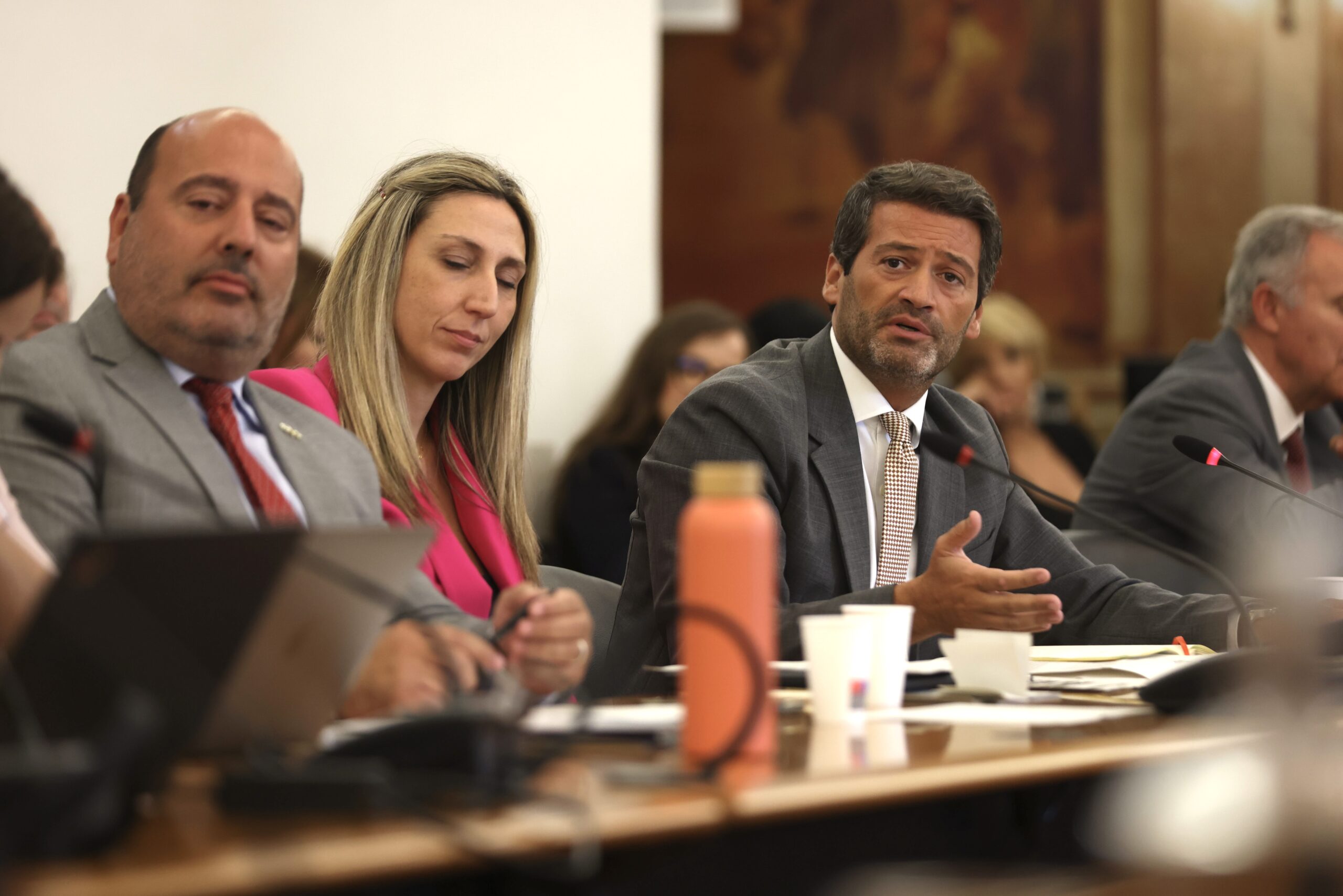 Advogado dos pais das gémeas “ofende deputados e imprensa” e foge à ...